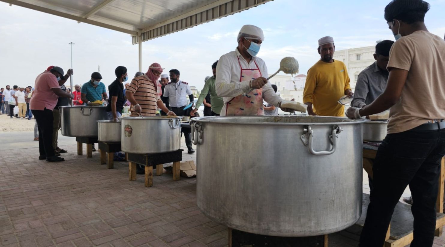 Qatari family provides daily Iftar meals to more than 2,000 people ...