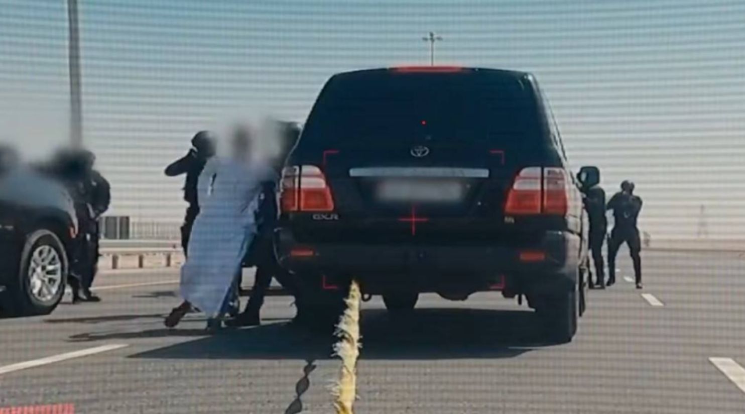 Qatari police officers arrest drug dealer after thrilling chase | Qatar ...